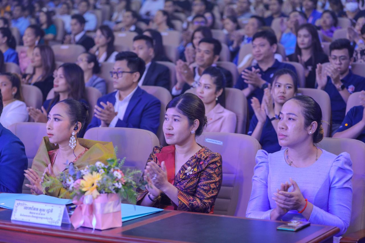 រដ្ឋមន្ត្រីក្រសួងការងារ ផ្សព្វផ្សាយកិច្ចខិតខំលើកស្ទួយកម្មករនិយោជិត ...