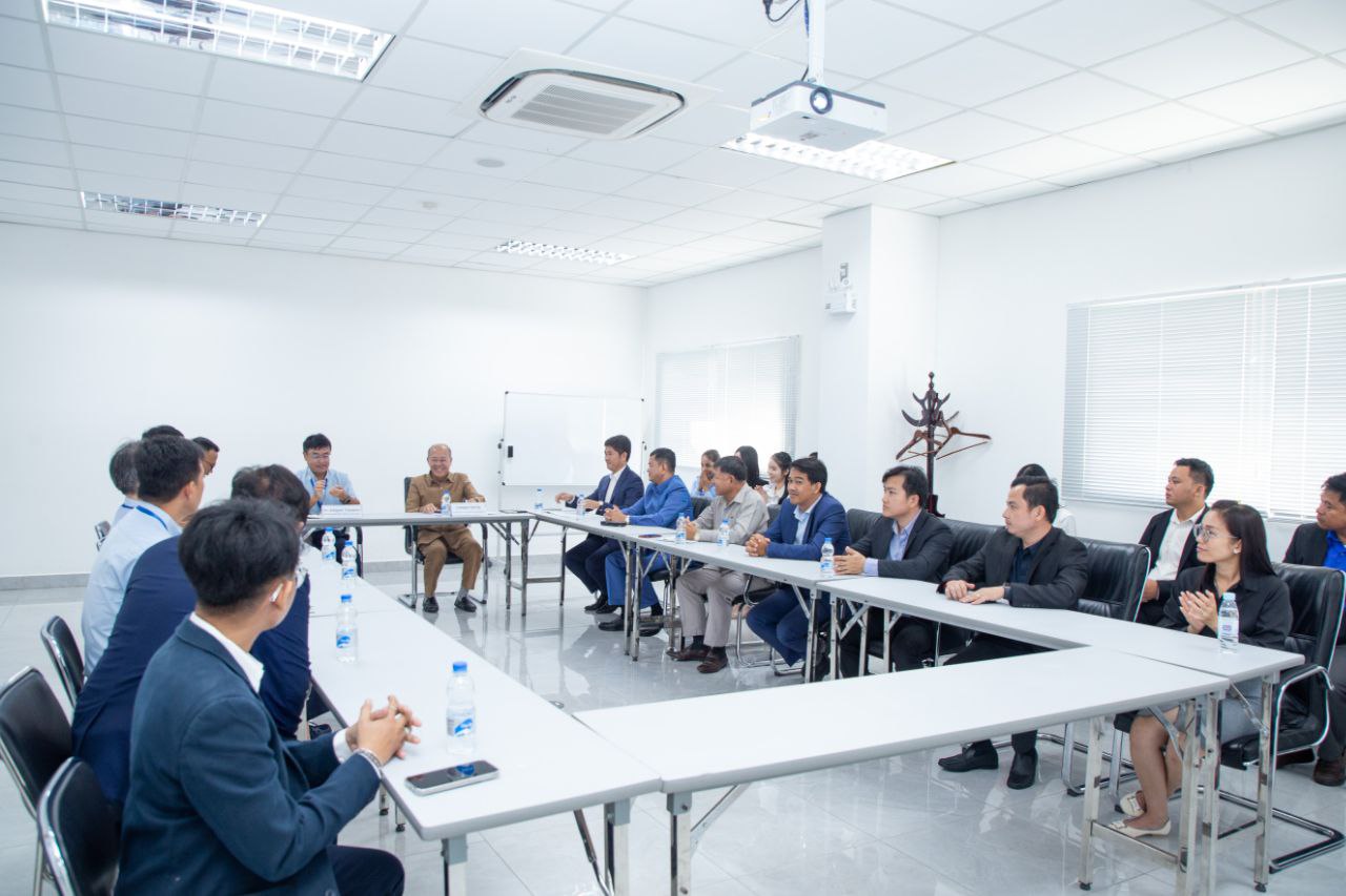 តំណាងក្រសួងការងារ ចុះទស្សនកិច្ចខ្សែចង្វាក់ផលិតកម្ម និងចែកកាត E ...