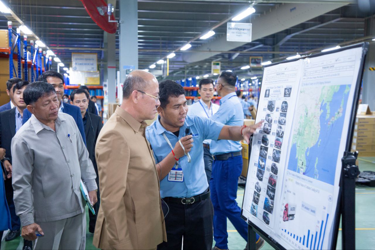 តំណាងក្រសួងការងារ ចុះទស្សនកិច្ចខ្សែចង្វាក់ផលិតកម្ម និងចែកកាត E ...