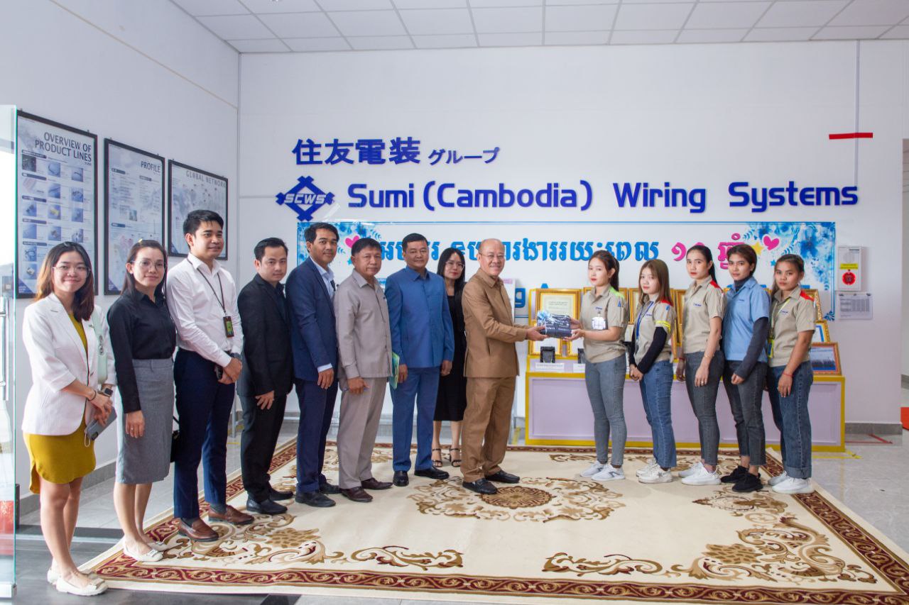 តំណាងក្រសួងការងារ ចុះទស្សនកិច្ចខ្សែចង្វាក់ផលិតកម្ម និងចែកកាត E ...