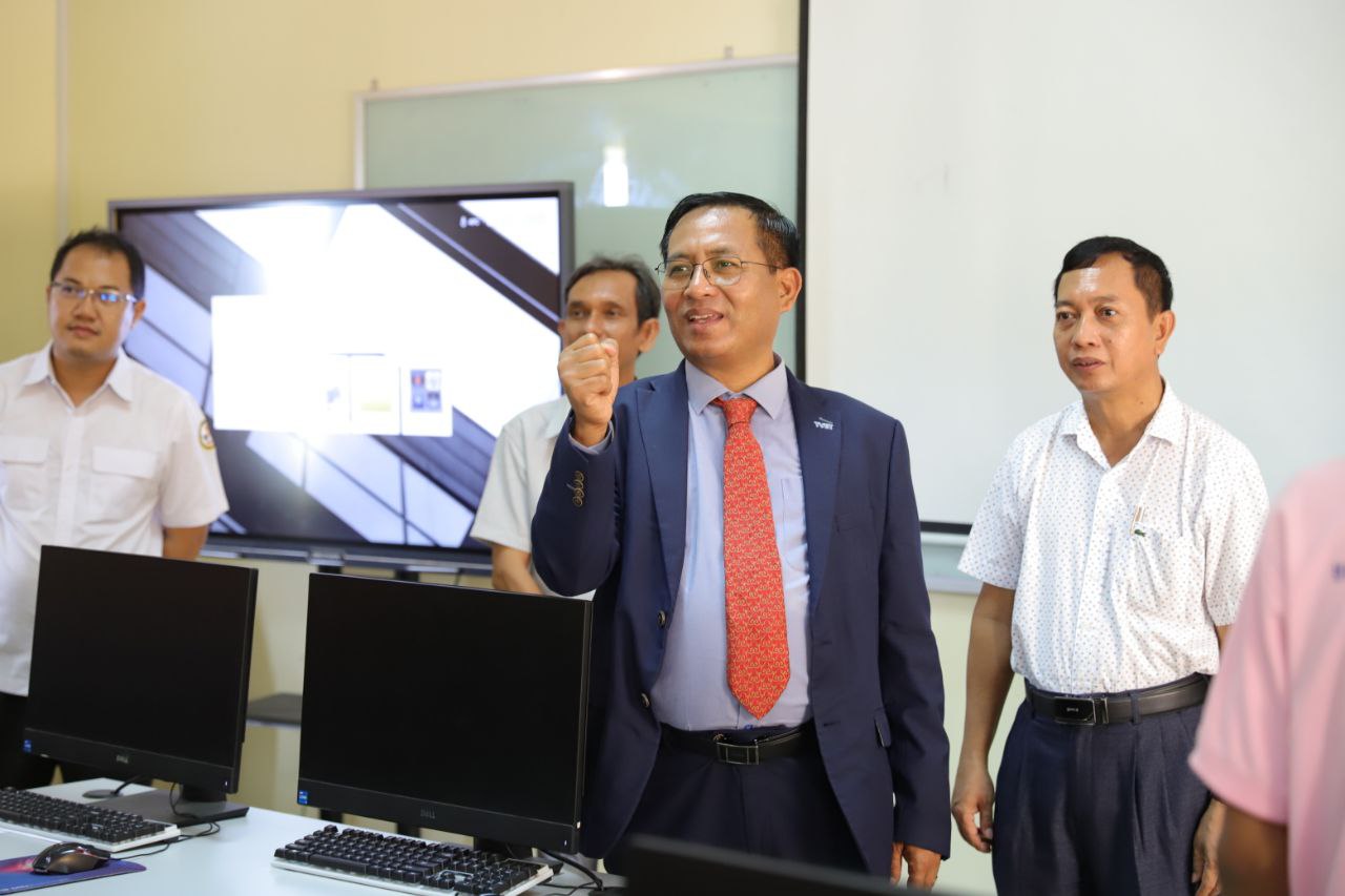 មន្ត្រីជាន់ខ្ពស់ក្រសួងការងារ ...