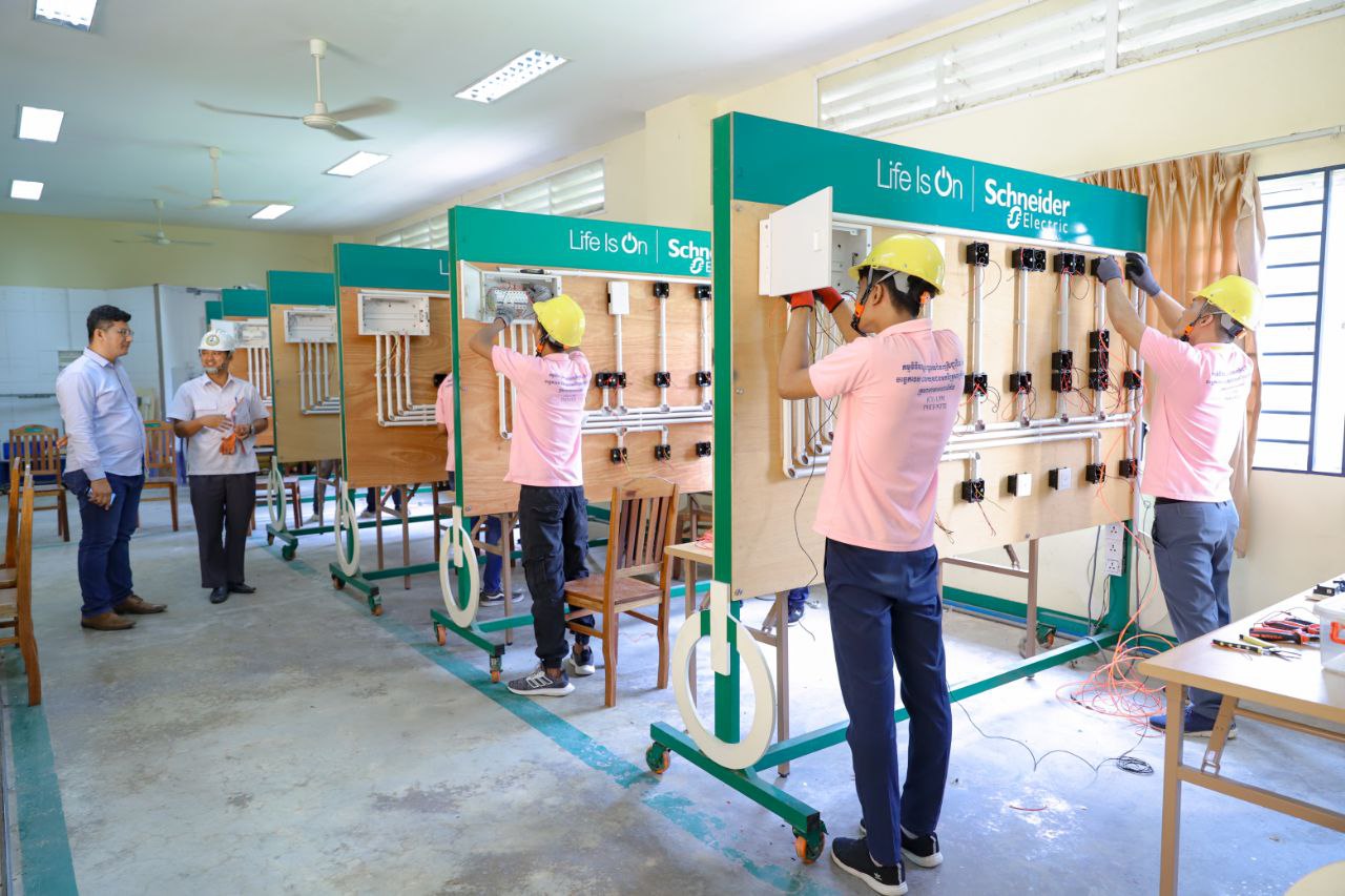 មន្ត្រីជាន់ខ្ពស់ក្រសួងការងារ ...