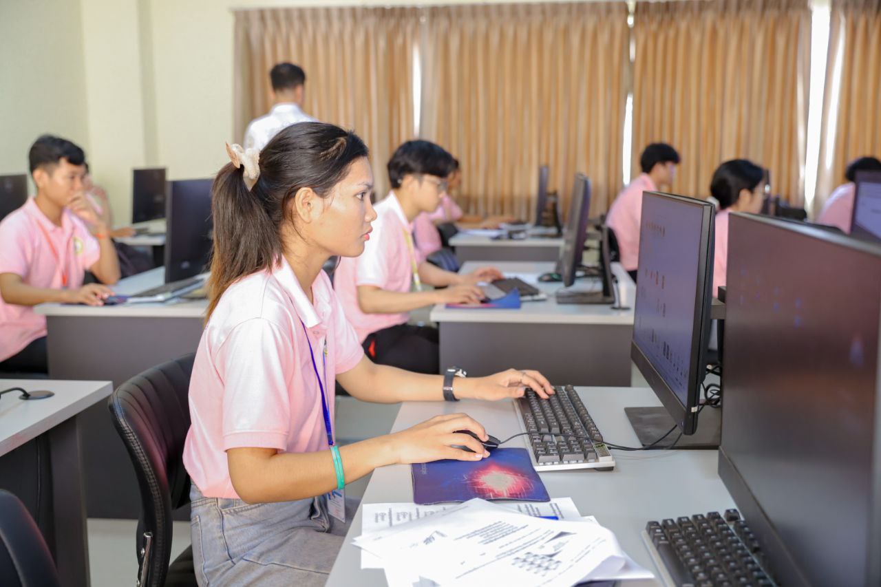 មន្ត្រីជាន់ខ្ពស់ក្រសួងការងារ ...