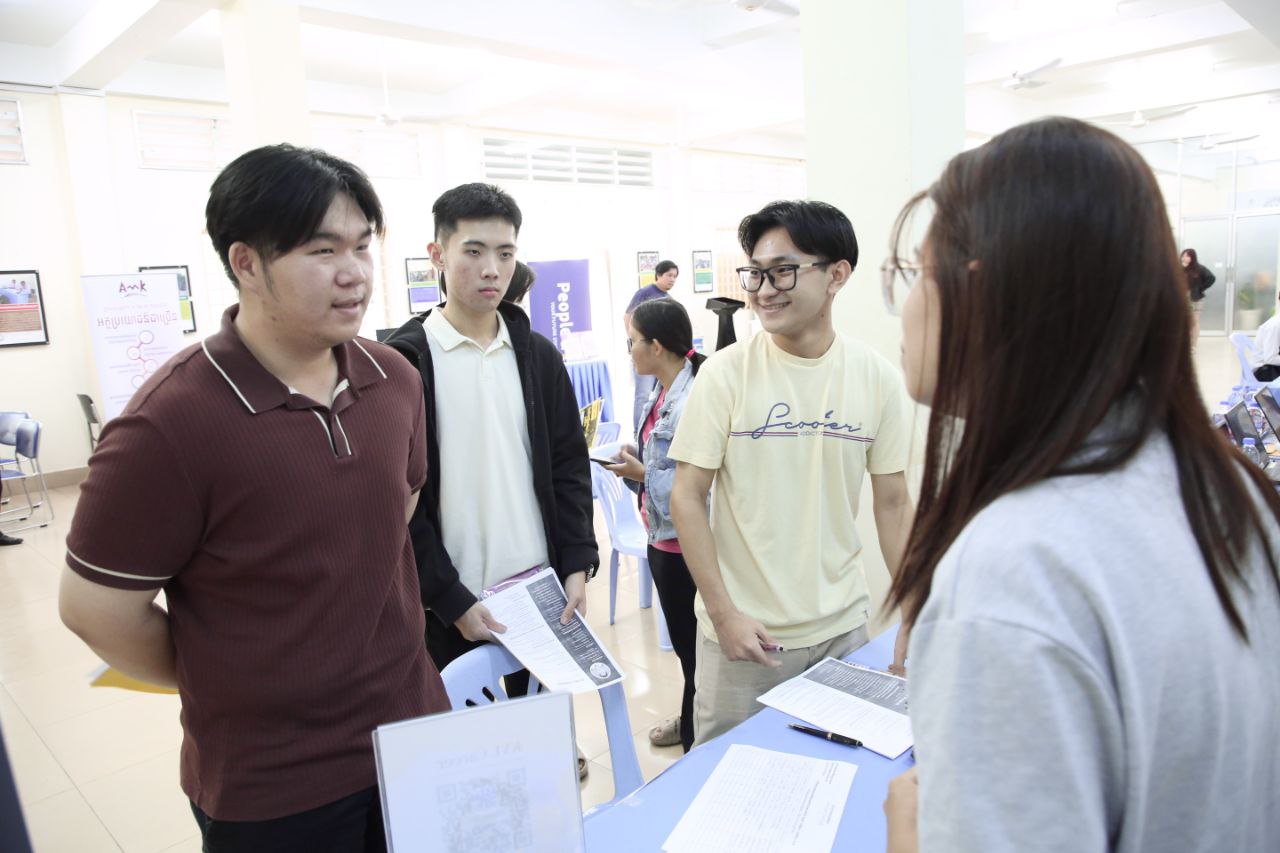 យុវជន និង អ្នកស្វែងរកការងារជាច្រើនបានមកចូលរួម ...