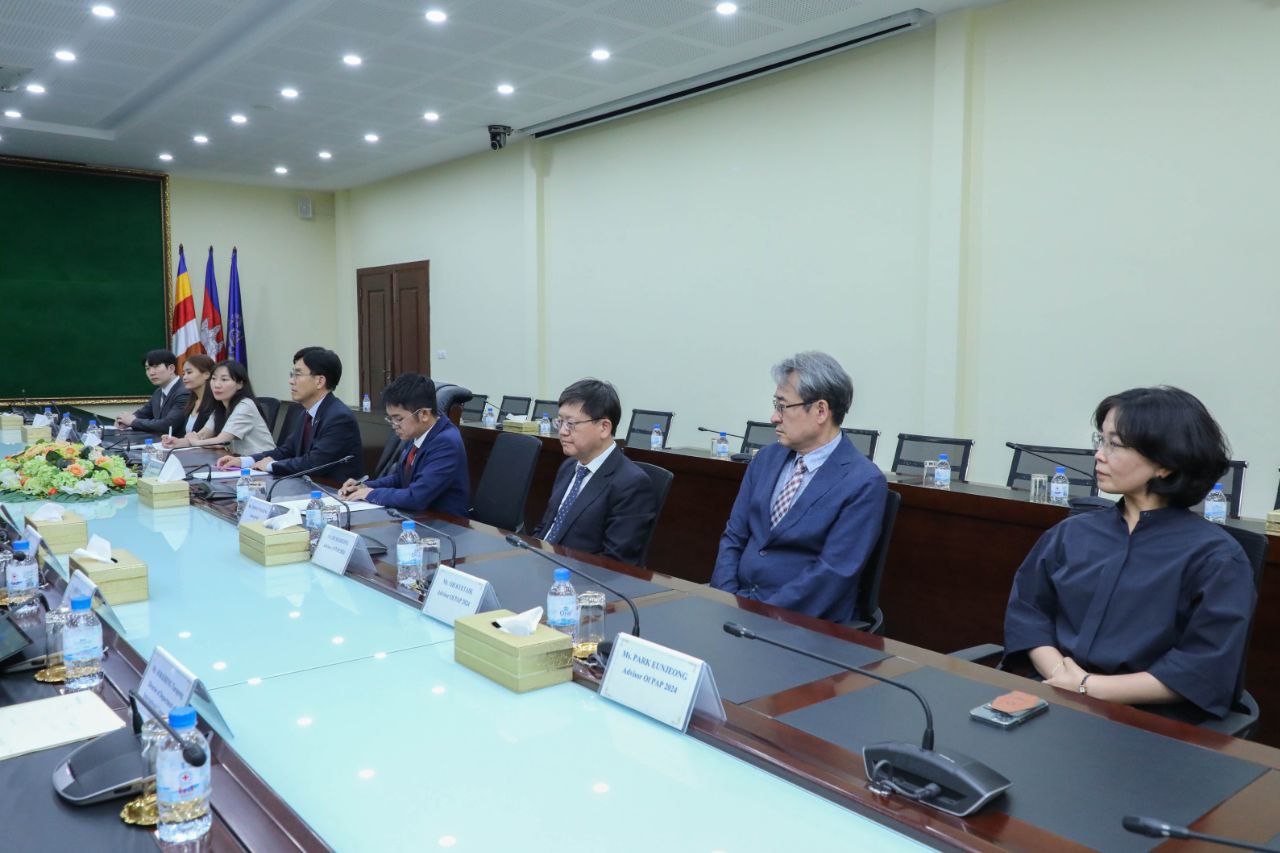 ឯកឧត្តម ហេង សួរ ជួបពិភាក្សាការងារជាមួយអគ្គលេខាធិការនៃសេវាការងារ ...