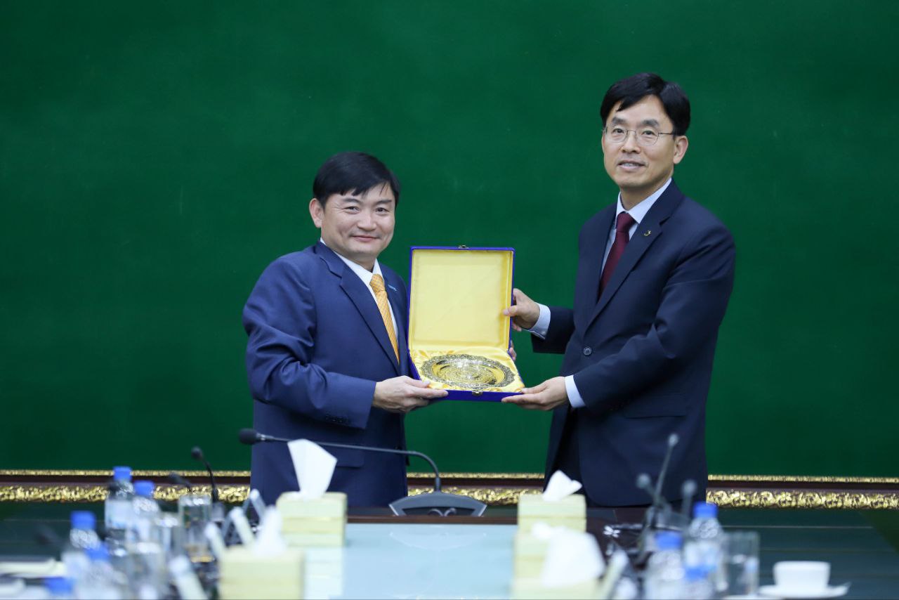 ឯកឧត្តម ហេង សួរ ជួបពិភាក្សាការងារជាមួយអគ្គលេខាធិការនៃសេវាការងារ ...