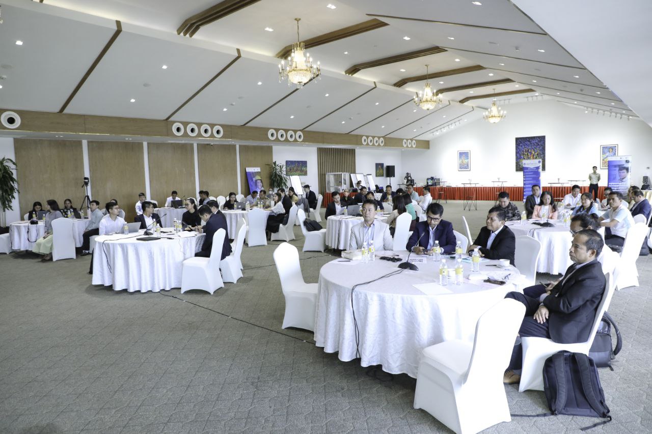 សិក្ខាសាលាពិនិត្យឡើងវិញលើឯកសារណែនាំតម្រង់ទិសពលករមុនចេញដំណើរទៅធ្វើការនៅប ...